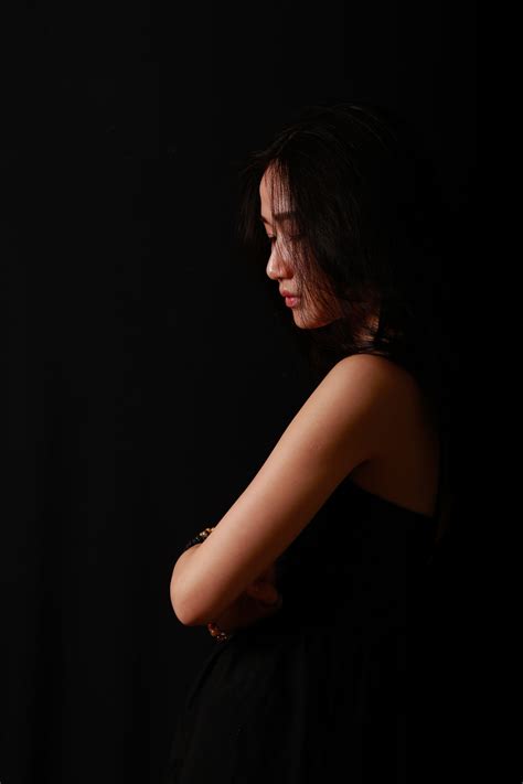 무료 이미지 손 빛 소녀 머리 화이트 사진술 초상화 어둠 유행 검은 헤어 스타일 아름다움 캐릭터 감정