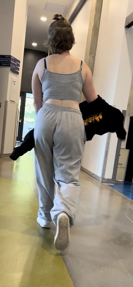 Jiggly Teen Ass In Sweatpants Ass Forum
