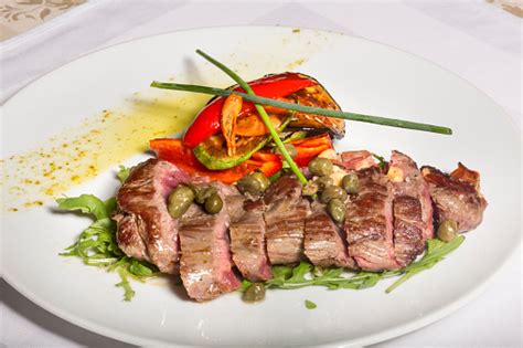 Irisan Steak Daging Sapi Dengan Caper Dan Sayuran Panggang Foto Stok