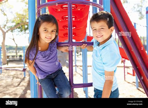 Jungen Und Mädchen Auf Dem Klettergerüst Im Park Stockfotografie Alamy