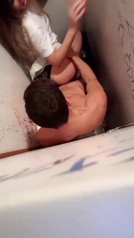 Casal Flagrado Por Amigos Fodendo No Banheiro Da Faculdade Cnn Amador