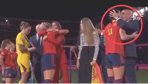 스페인 흔드는 여자 축구 강제 키스 사태…검찰 예비 조사 착수