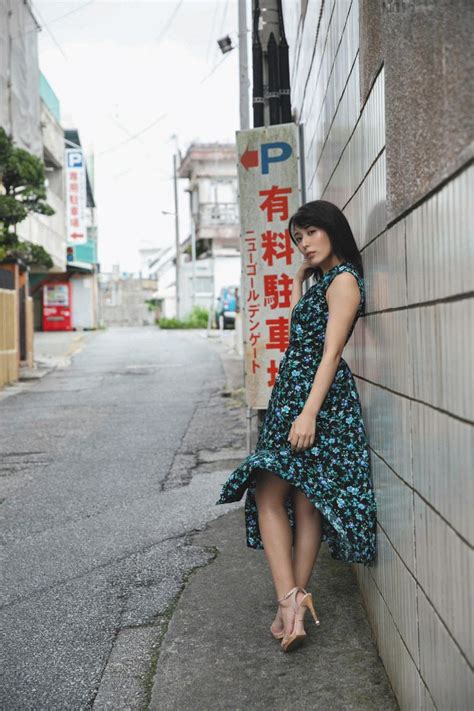 金子智美がバストトップ解禁 10月発売写真集の先行カットを6日「フライデー」袋とじに：中日スポーツ・東京中日スポーツ