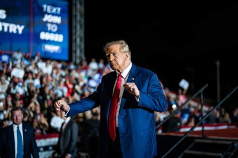 Trump Maintains A Commanding Lead Over Gop Rivals New Iowa Poll Shows