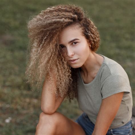 Premium Photo Outdoor Portrait Of A Beautiful Young Stylish Woman