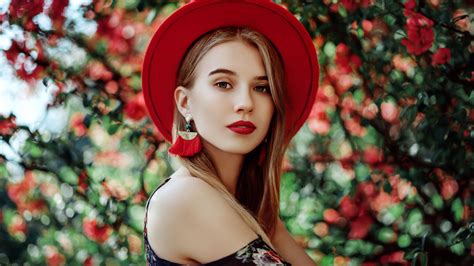 The Cold Shoulder Look Is Making A Comeback For Fall 2023 How To