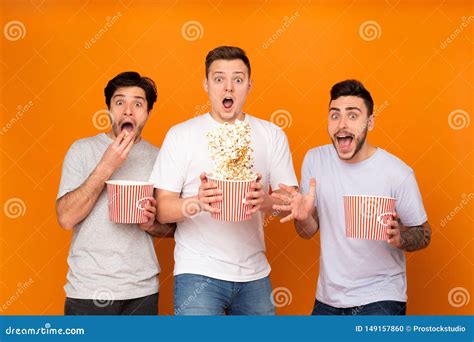 Geschokte Mensen Die Popcorn Eten En Op Enge Film Letten Stock Foto