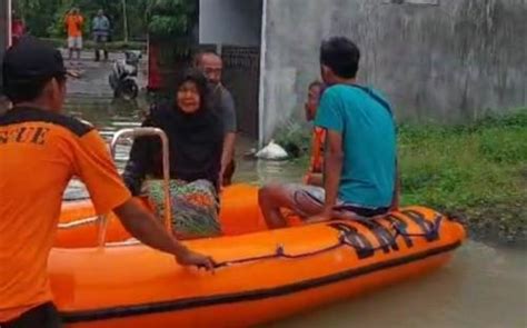 Terjebak Banjir 60 Lansia Di Grobogan Dievakuasi Tim Sar Pakai Perahu