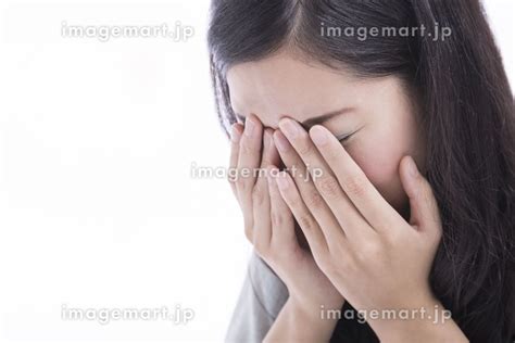 泣く女性の写真素材 [24025645] イメージマート