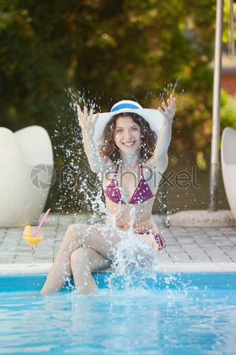 Schöne Junge Mädchen In Einem Lila Badeanzug Auf Foto Vorrätig
