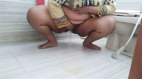 Tia Sexy De 35 Anos Se Masturba Enquanto Faz Xixi Deixa A Porta Do