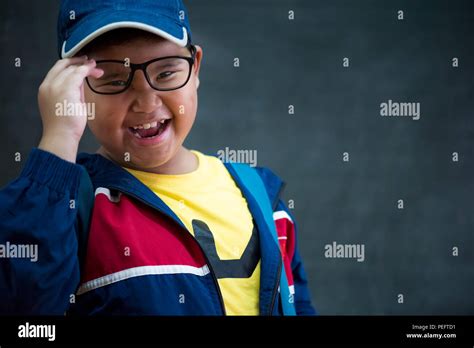 Feliz Sonriente Joven Asiática En Vidrios Va A La Escuela Por Primera
