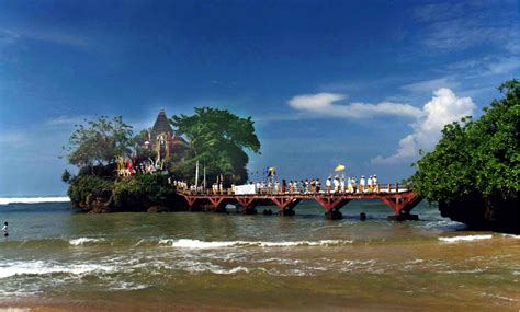 Pantai Balekambang Malang Kembaran Pantai Tanah Lot Jelajahnesia Com