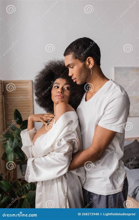 Homem Africano Abraçando Namorada Sedutora Foto De Stock Imagem De