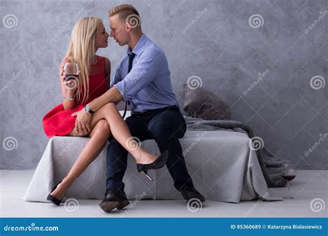 Femme Blonde Dans Des Talons Hauts Avec Lhomme Image Stock Image Du