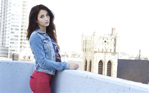 Emily Rudd Women Brunette Face Blue Eyes Hands On Head Looking At