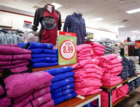 Bật Mí Hàng Outlet Là Gì Và Những Lưu ý Bạn Cần Biết Khi Mua Hàng