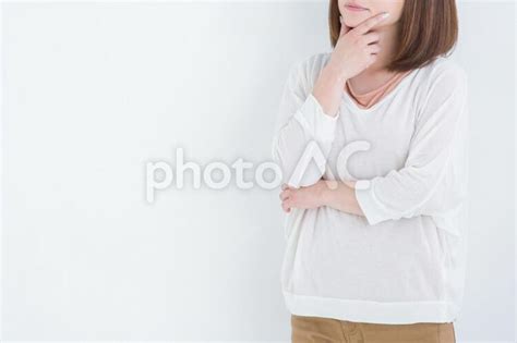 考える女性 No 1726275｜写真素材なら「写真ac」無料（フリー）ダウンロードok
