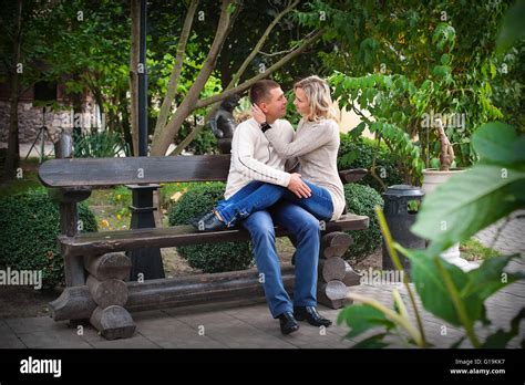 Couple Sur Un Banc De Parc Banque De Photographies Et Dimages à Haute