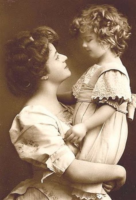 Lovely Vintage Pictures Of Mothers With Daughters From The Late 19th To
