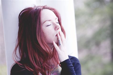 배경 화면 얼굴 여자들 빨간 머리 모델 초상화 긴 머리 사진술 문신 주근깨 담홍색 감정 사람 하티 왓슨