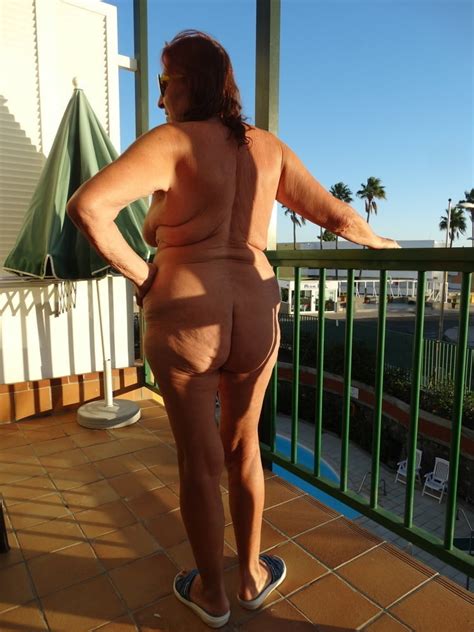 Wunderschöne Reife Frau Posiert Nackt Auf Dem Balkon Porno Bilder Sex