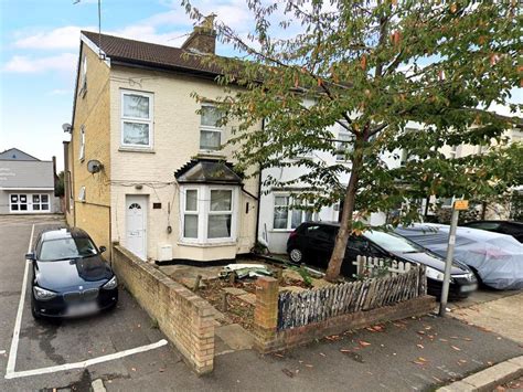 3 Bed End Terrace House To Rent In Pears Road Hounslow Tw3 £2 400 Pcm