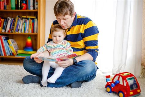 Ung Pappa Läser Bok Med Sin Söta Underbara Dotter Flicka Le Vackert