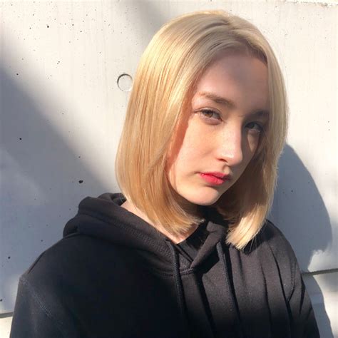 テイストが自由自在な“金髪ボブ”に脱帽です。4つのカラーとレングス別ヘアカタログ｜mery
