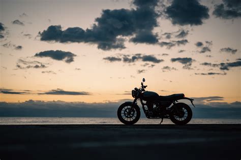バイクの写真を本気で撮る！カメラマンに聞いた一眼とiphoneで撮るコツ【海岸編】