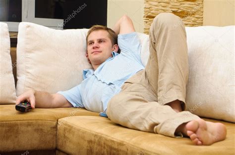 Homme Allongé Sur Le Canapé Devant La Télé à La Maison — Photographie