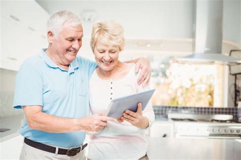 Premium Photo Happy Senior Couple Holding Digital Tablet