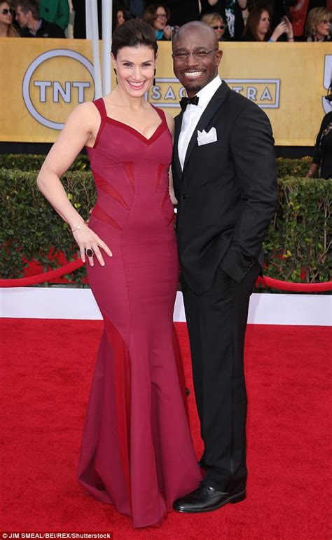 Idina Menzel Shares Pics Of Backyard Wedding To Aaron Lohr Daily Mail