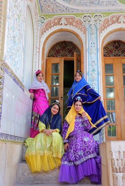 Modern Young Iranian Women Wearing Hijabs Shiraz Iran – Stock