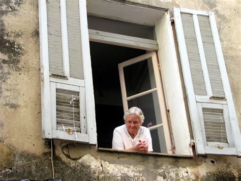 Une Femme à Sa Fenêtre Photo Et Image Féminin Portraits Personnes