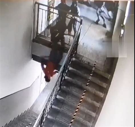 「豆腐渣」小學？︱學生撞穿欄杆墮樓切6成顱骨 醫生：醒番都會智障 星島日報