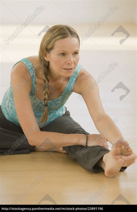 Frau Streckt Sich Auf Dem Boden Lizenzfreies Foto 23891196