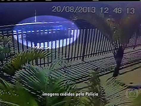 Câmeras De Segurança De Prédio Flagram Assalto Relâmpago No Recreio Dos