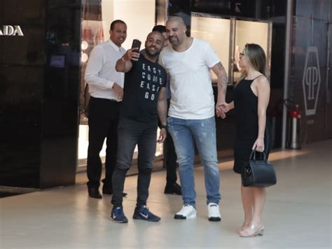 Adriano Imperador é Tietado Durante Passeio Em Shopping Com A Namorada