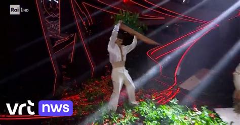 Italiaanse Zanger Blanco Vernielt Bloemstukken Op Prestigieuze Sanremo