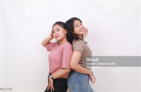 하얀 배경에 등을 맞대고 서 있는 두 명의 예쁜 여자 우정 개념 20 24세에 대한 스톡 사진 및 기타 이미지 20 24세