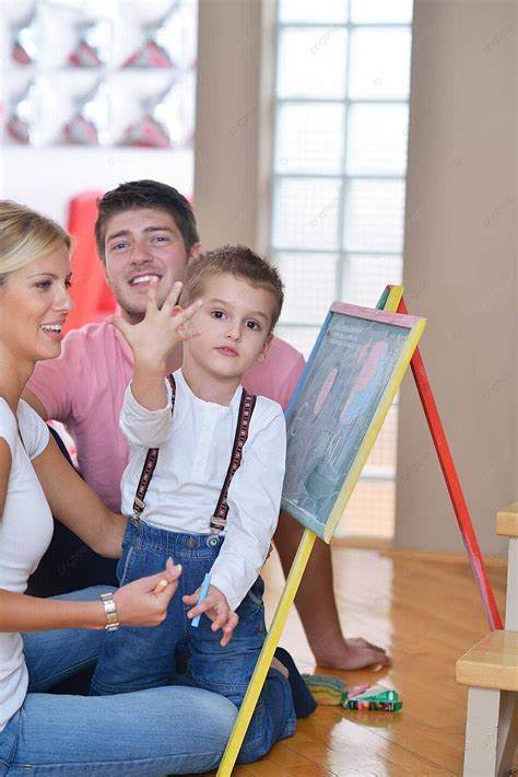 رسم الأسرة على مجلس المدرسة في المنزل دراسة ابتسامة سعيدة صورة الخلفية