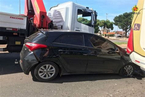 Homem é Preso Após Roubar Carro Em Lava A Jato E Trancar Vítimas No