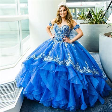 Quinceanera レース付きの青いドレス 裸の肩付きのサロンスタイルのドレス カスケードフリル キンセアニョスのドレス