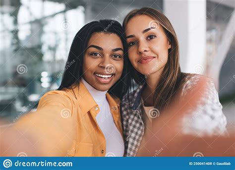 Garotas Multirraciais Tomando Selfie No Celular Foto De Stock Imagem