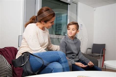 Pojke Sitter Med Mamma I Vä Av Katja Kircher Mostphotos