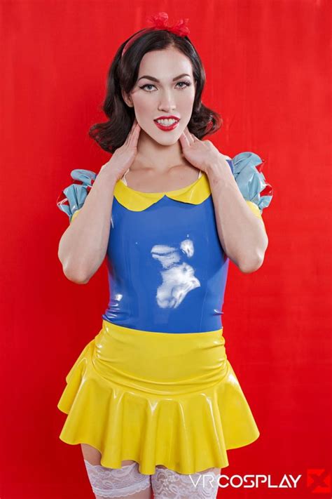 Snow White Vr Cosplay With Diana Grace Vr Porn Cosplay