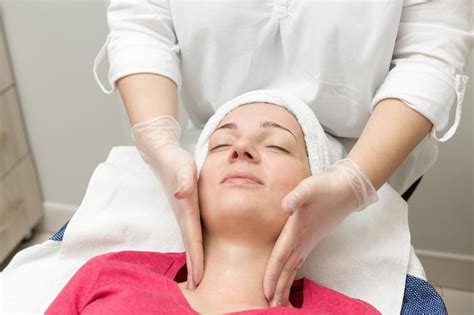 Premium Photo Face Skin Care Beautician Applying Beauty Oil Mask On