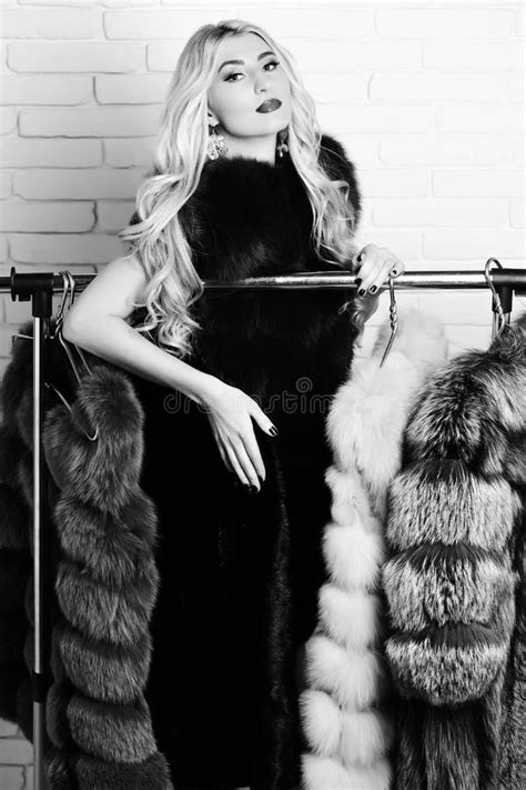 Girl With Blonde Hair Wears Fur Coat Stock Image Image Of Glamour