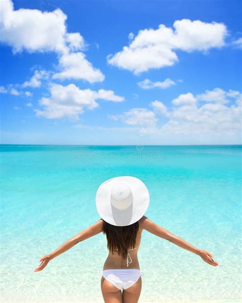 Mujer Despreocupada En El Sombrero Y El Bikini Blancos En La Playa Foto